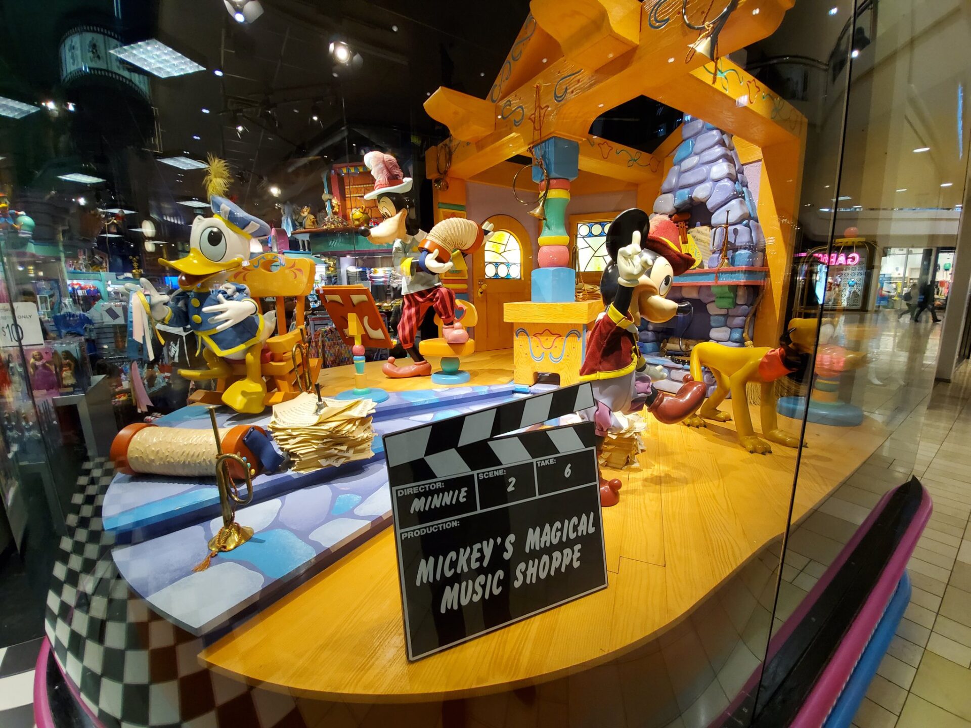 15 REASONS WHY WE MISS THE OLD DISNEY STORE - Nostalchicks