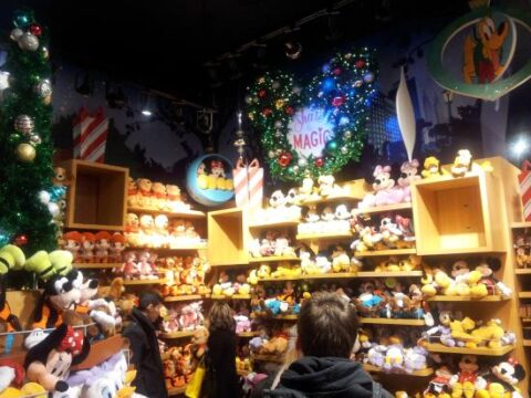 15 REASONS WHY WE MISS THE OLD DISNEY STORE - Nostalchicks