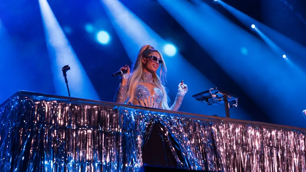 10 ICONIC PARIS HILTON MOMENTS - Nostalchicks